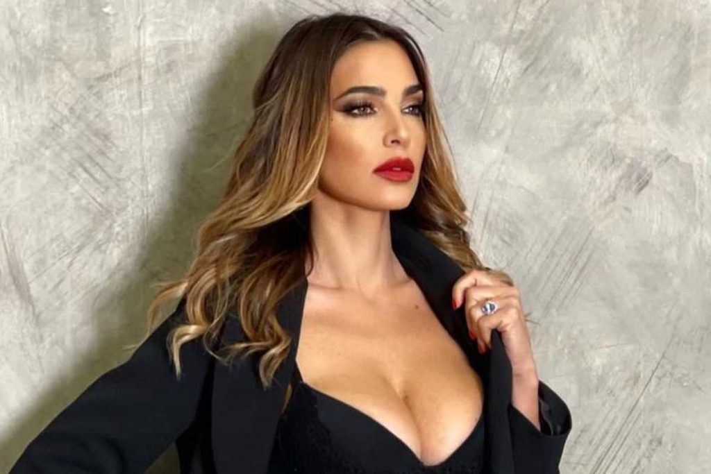 Mezza nuda sul balcone: Cecilia boom a Roma